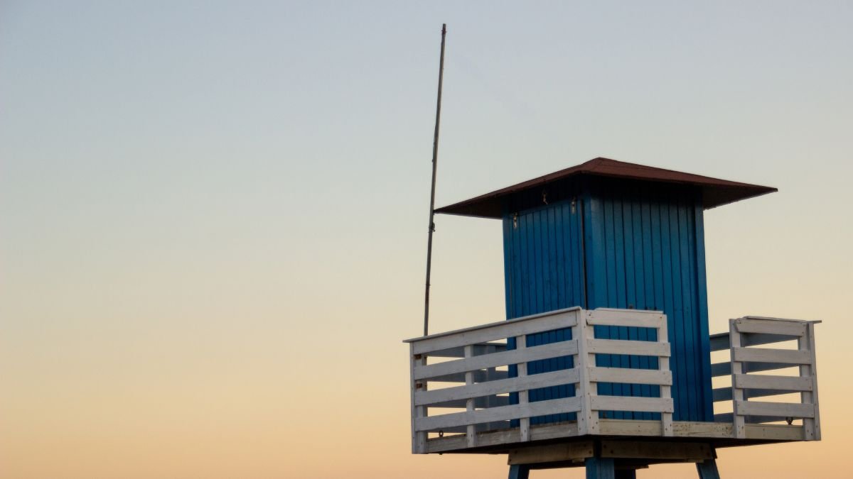 A New Wave of Coastal Living: Adaptable and Efficient Stilt Homes - neonjs